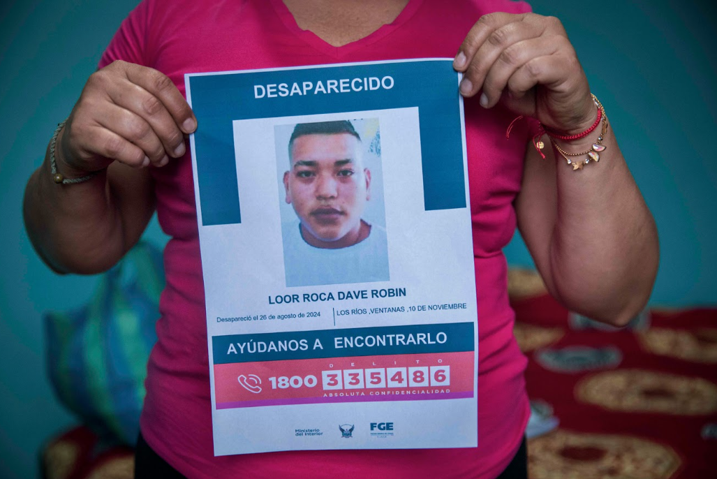 “A mi hijo Dave Robin Loor lo desaparecieron los militares y recorreré ...